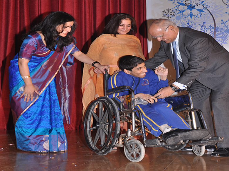 Mr. Prabhu Chawla presenting awards in Annual Function of MBCN
